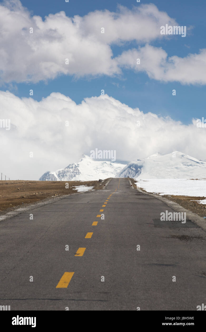 Yellow dotted line hi-res stock photography and images - Alamy