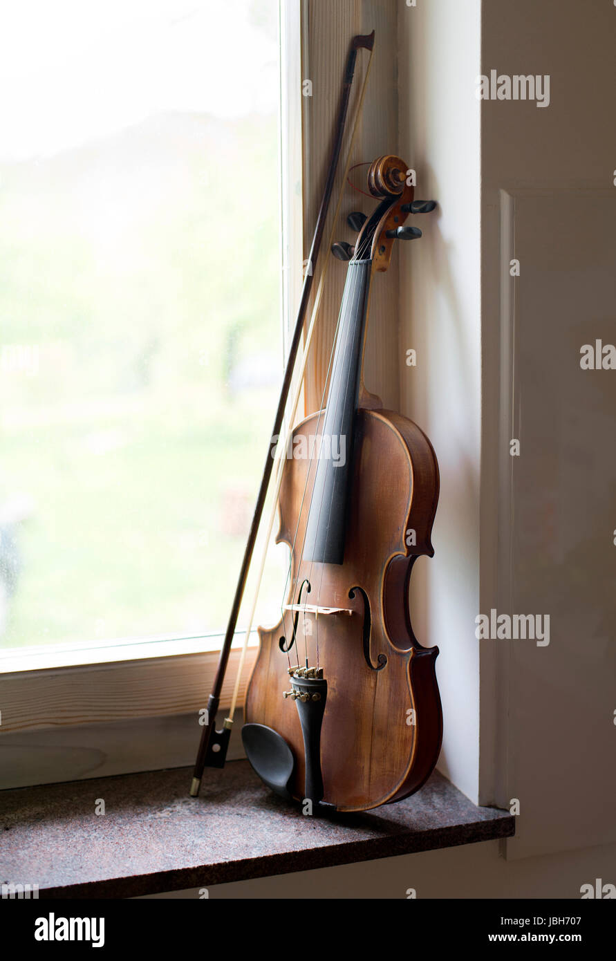 Violin beside window light close up shoot Stock Photo - Alamy