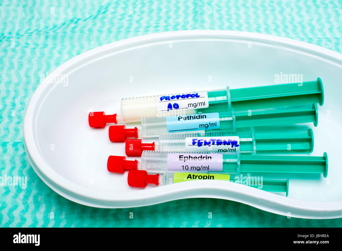 Kidney Dish And Syringe Stock Photos & Kidney Dish And Syringe Stock ...