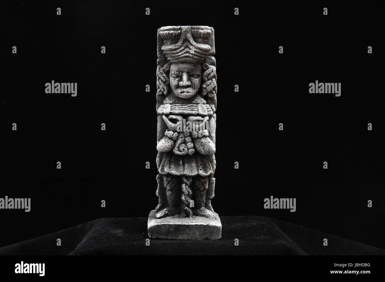 Maya statue isolated hi-res stock photography and images - Alamy