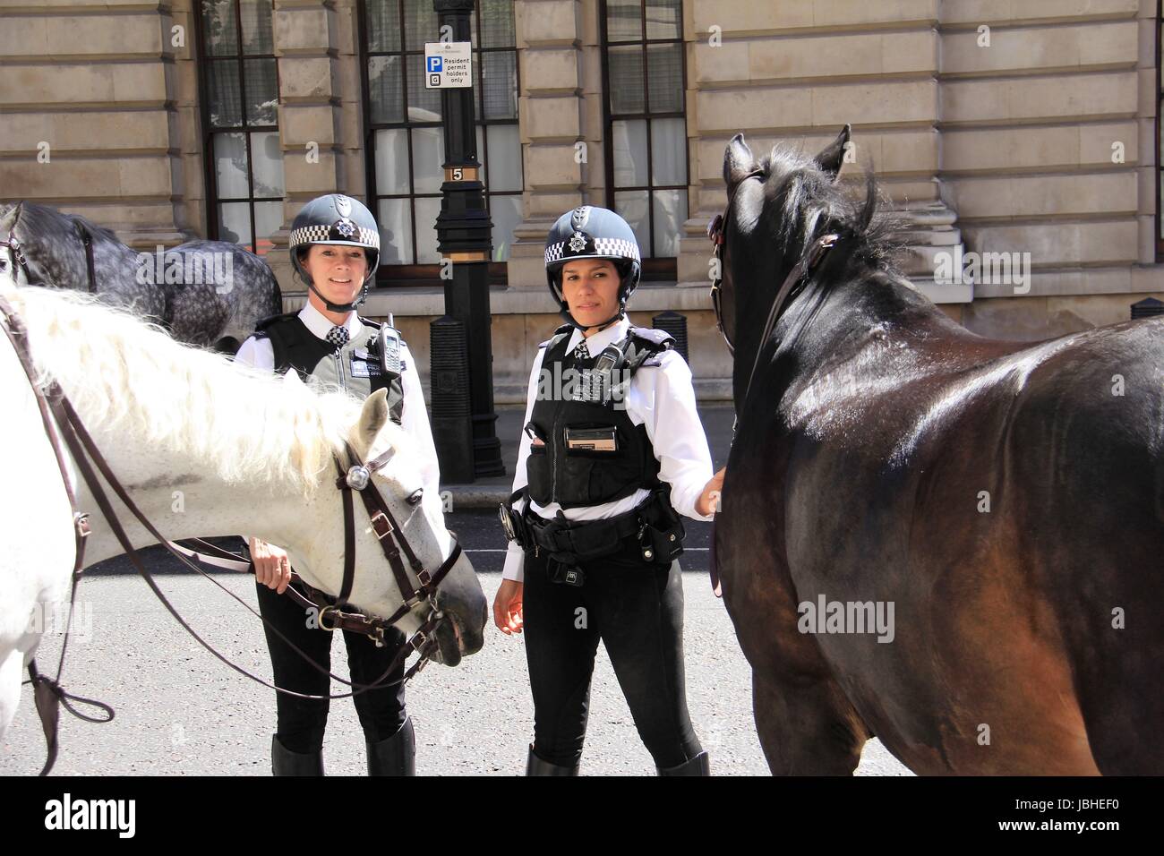 Mounted police in Whitehall returning to Scotland Yard stables Stock ...