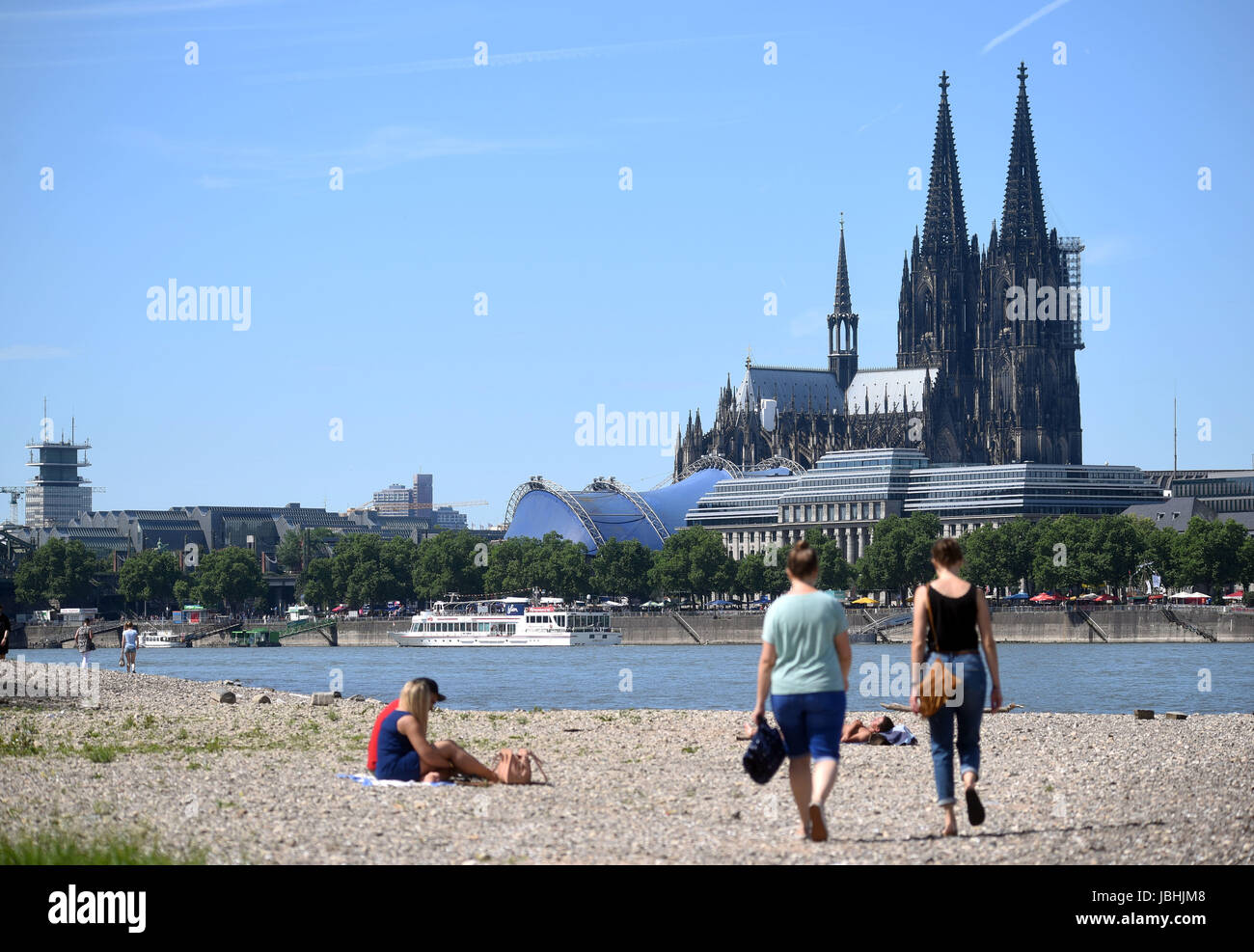 Cologne, Germany. 11th June, 2017. People from Cologne enjoy the summer ...