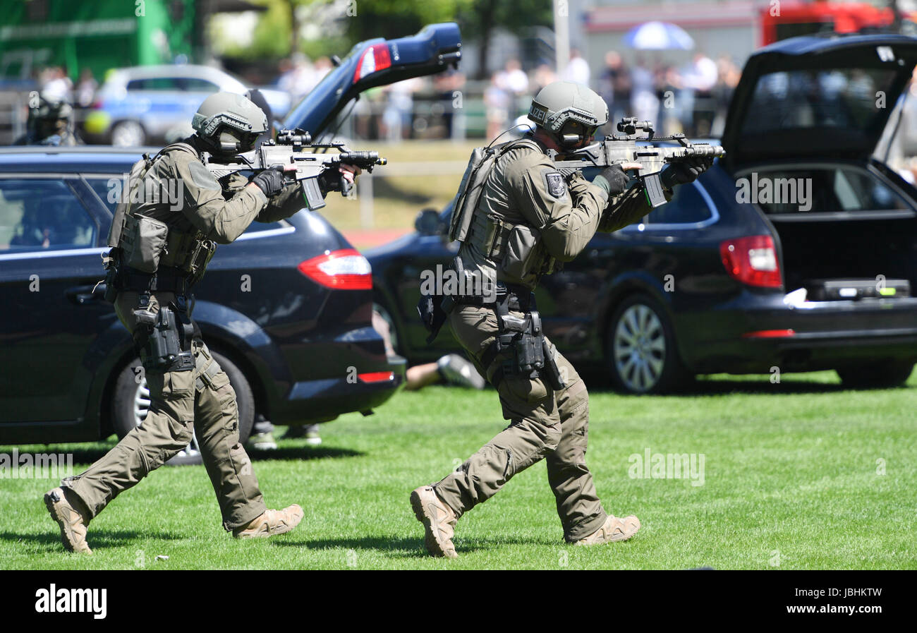 Ruesselheim, Germany. 11th June, 2017. Officers of the Special Commando ...