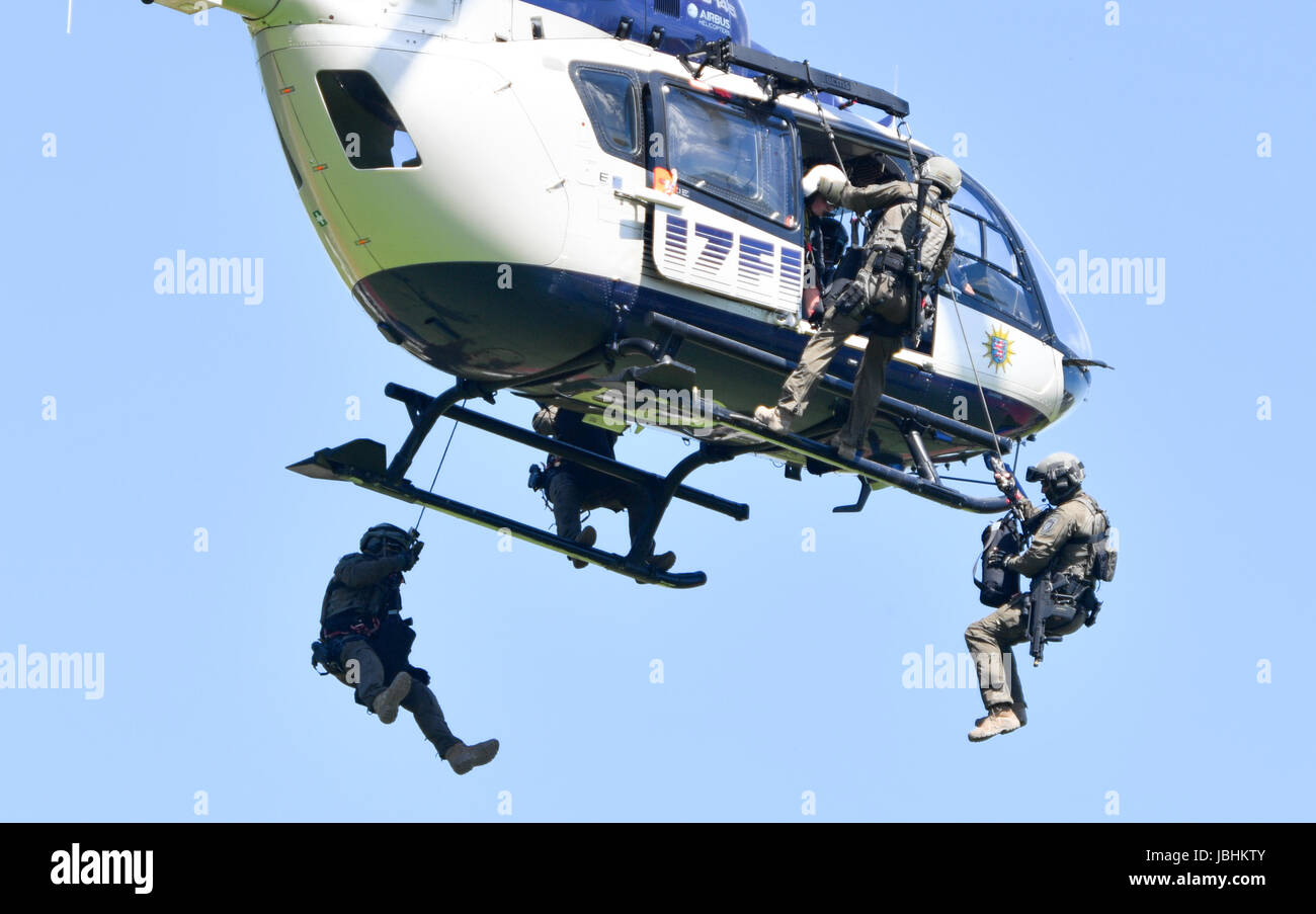 Ruesselheim, Germany. 11th June, 2017. Officers of the Special Commando ...