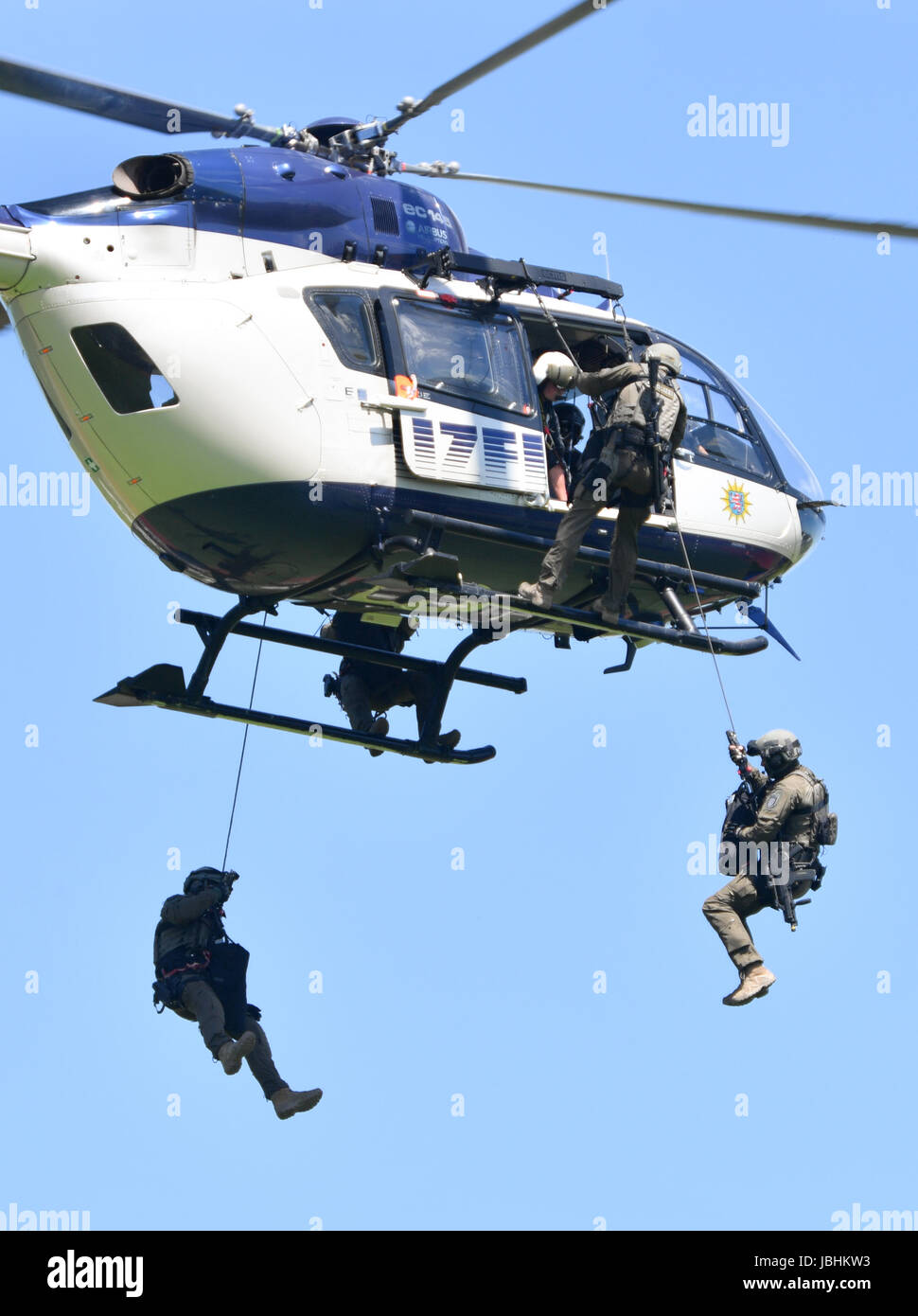 Ruesselheim, Germany. 11th June, 2017. Officers of the Special Commando ...