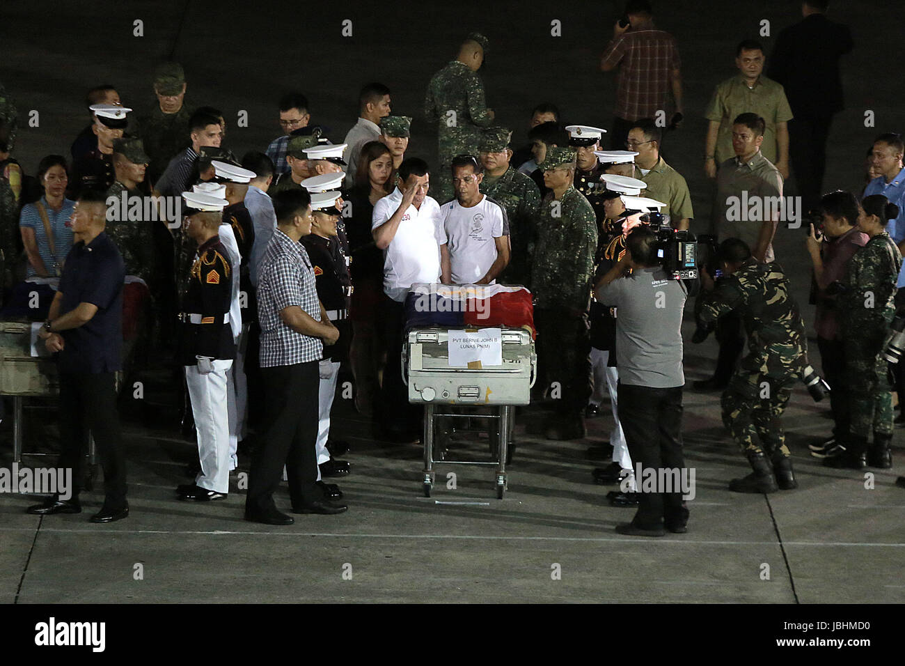 Philippine president rodrigo duterte salutes hi-res stock photography ...