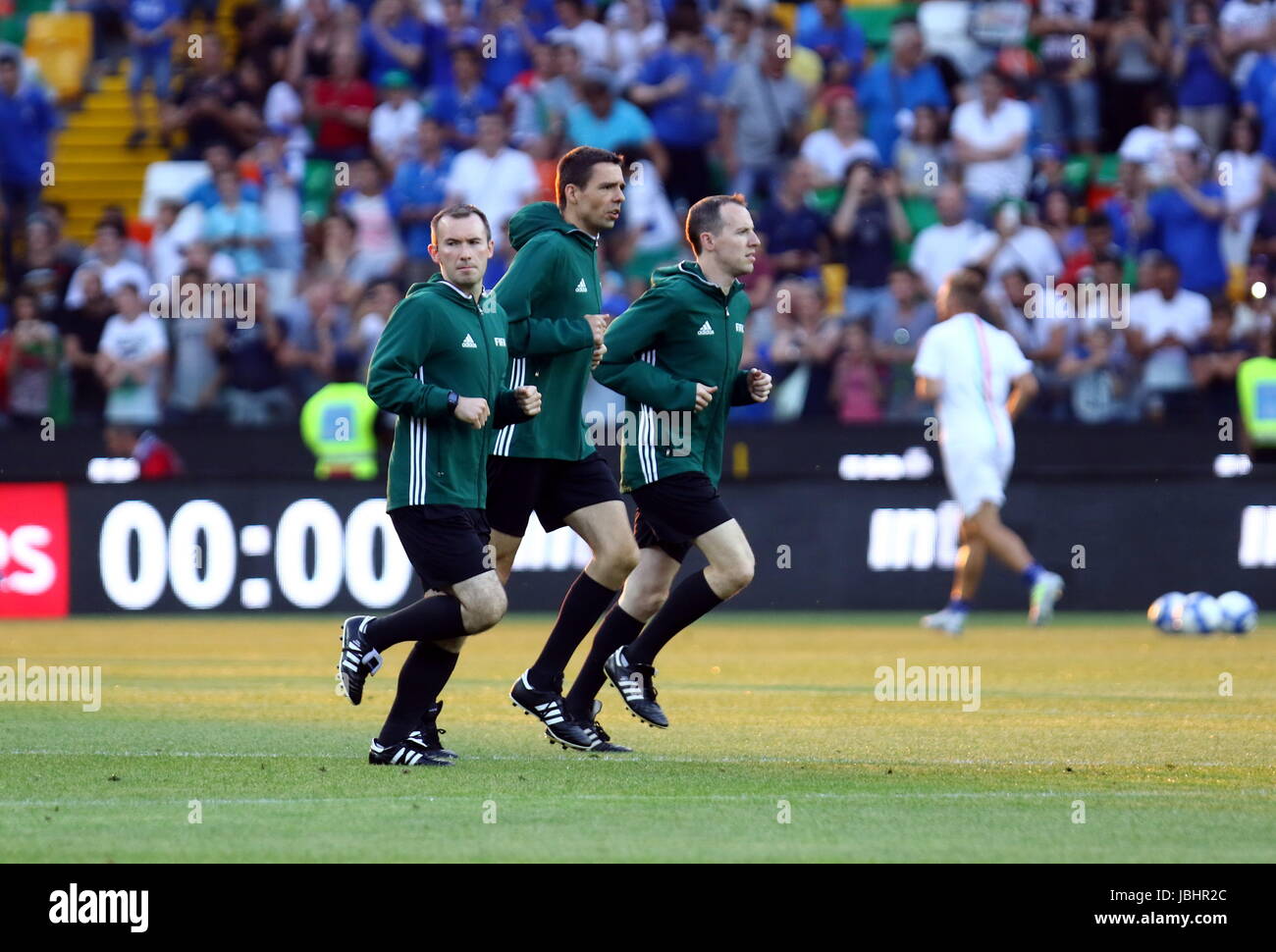 Kevin clancy referee hi-res stock photography and images - Alamy