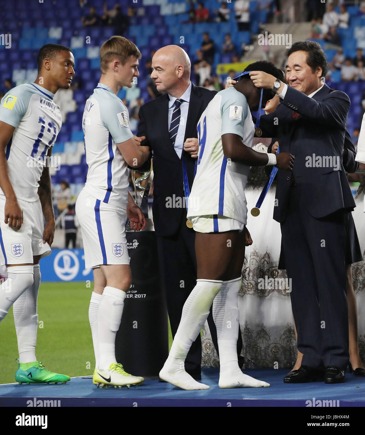 England win FIFA U-20 World Cup Prime Minister Lee Nak-yon (R) awards ...