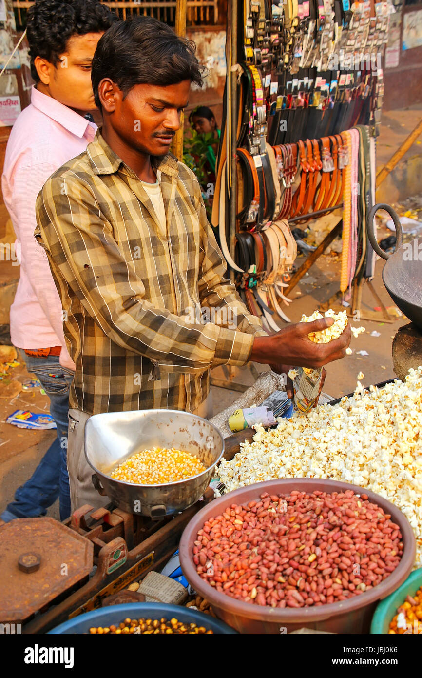 Indian man cooking street food hi-res stock photography and images - Alamy