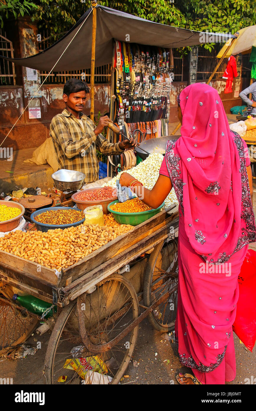 Indian man cooking street food hi-res stock photography and images - Alamy