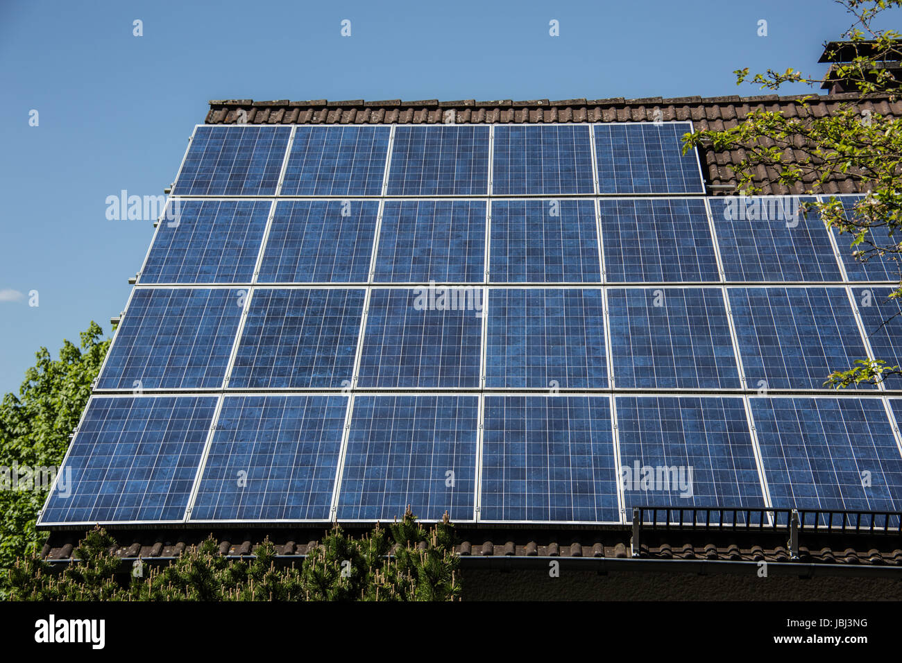 Solarzellen für Fotovoltaik auf Dach Stock Photo - Alamy