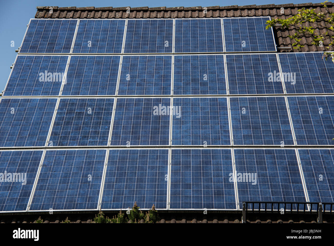 Solarzellen für Fotovoltaik auf Dach Stock Photo - Alamy