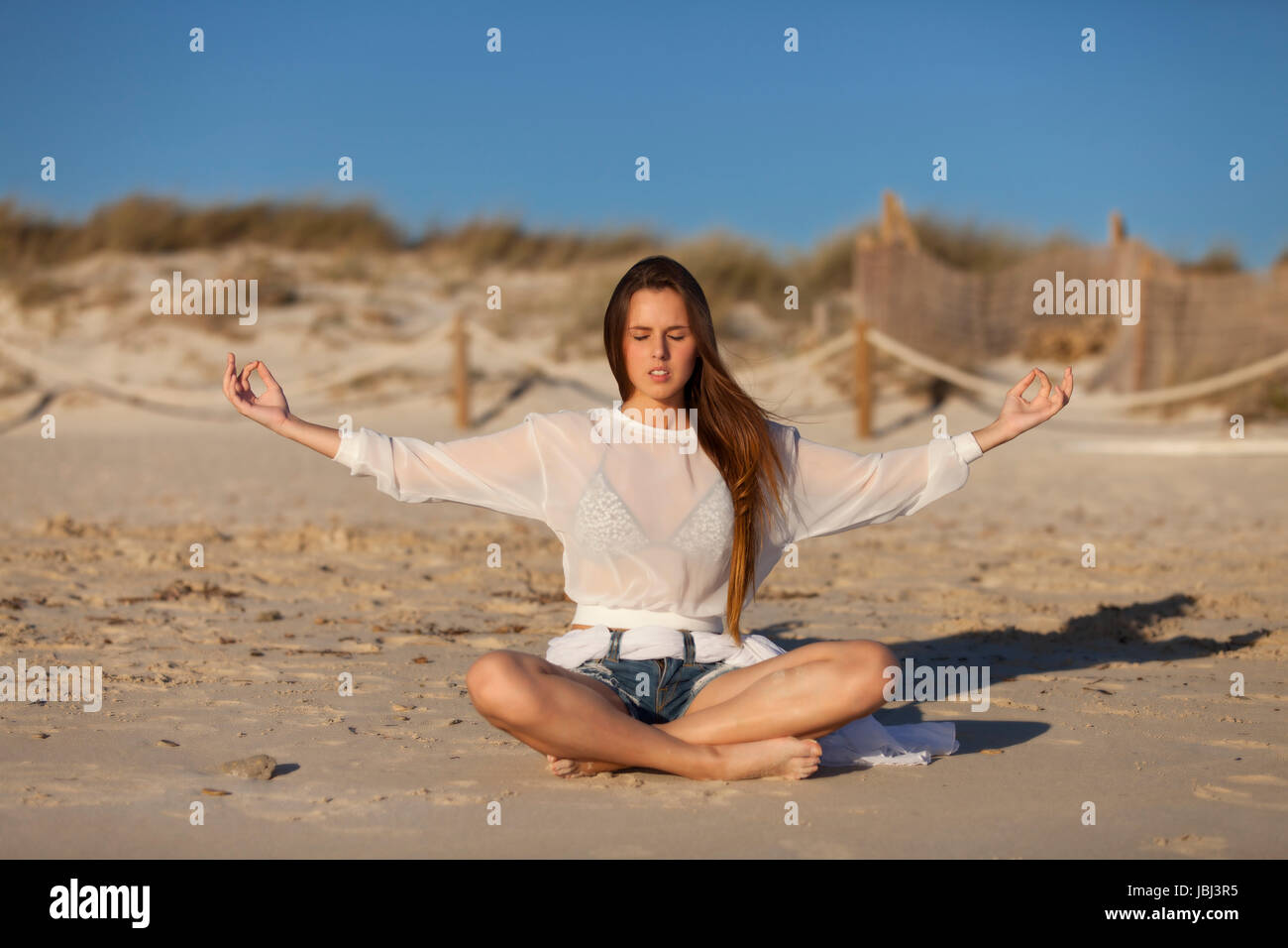 Frau macht Yoga am Strand Stock Photo - Alamy