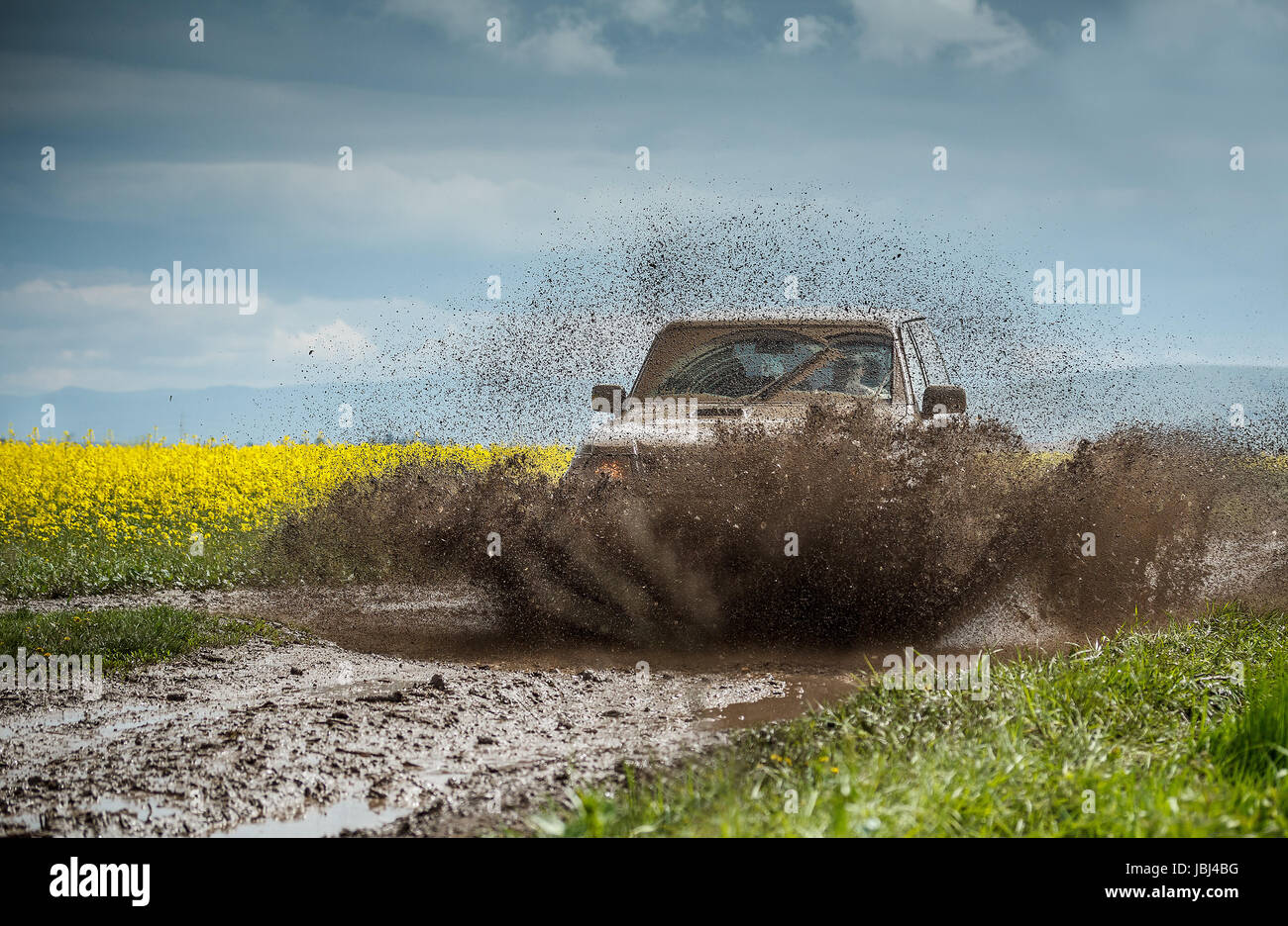 Off road jeep in muddy conditions Stock Photo - Alamy