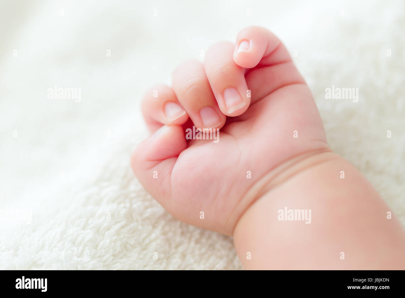 Newborn baby hand Stock Photo - Alamy