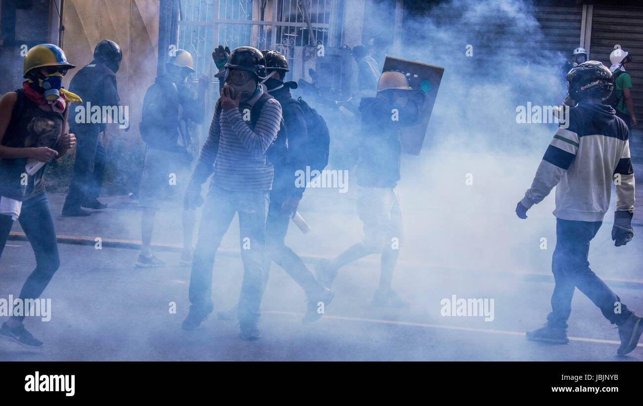 Anti-government protesters clashed with security forces blocking an ...