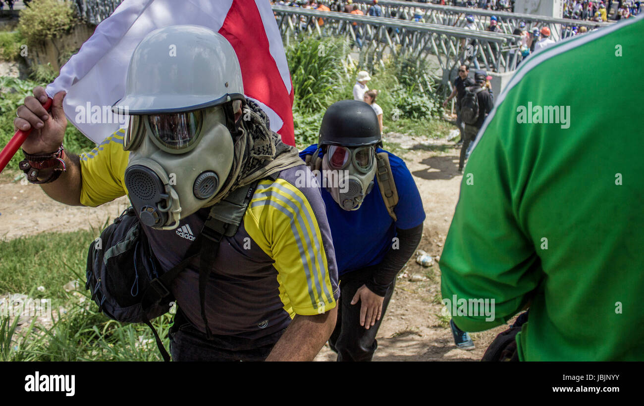 Anti-government protesters clashed with security forces blocking an ...