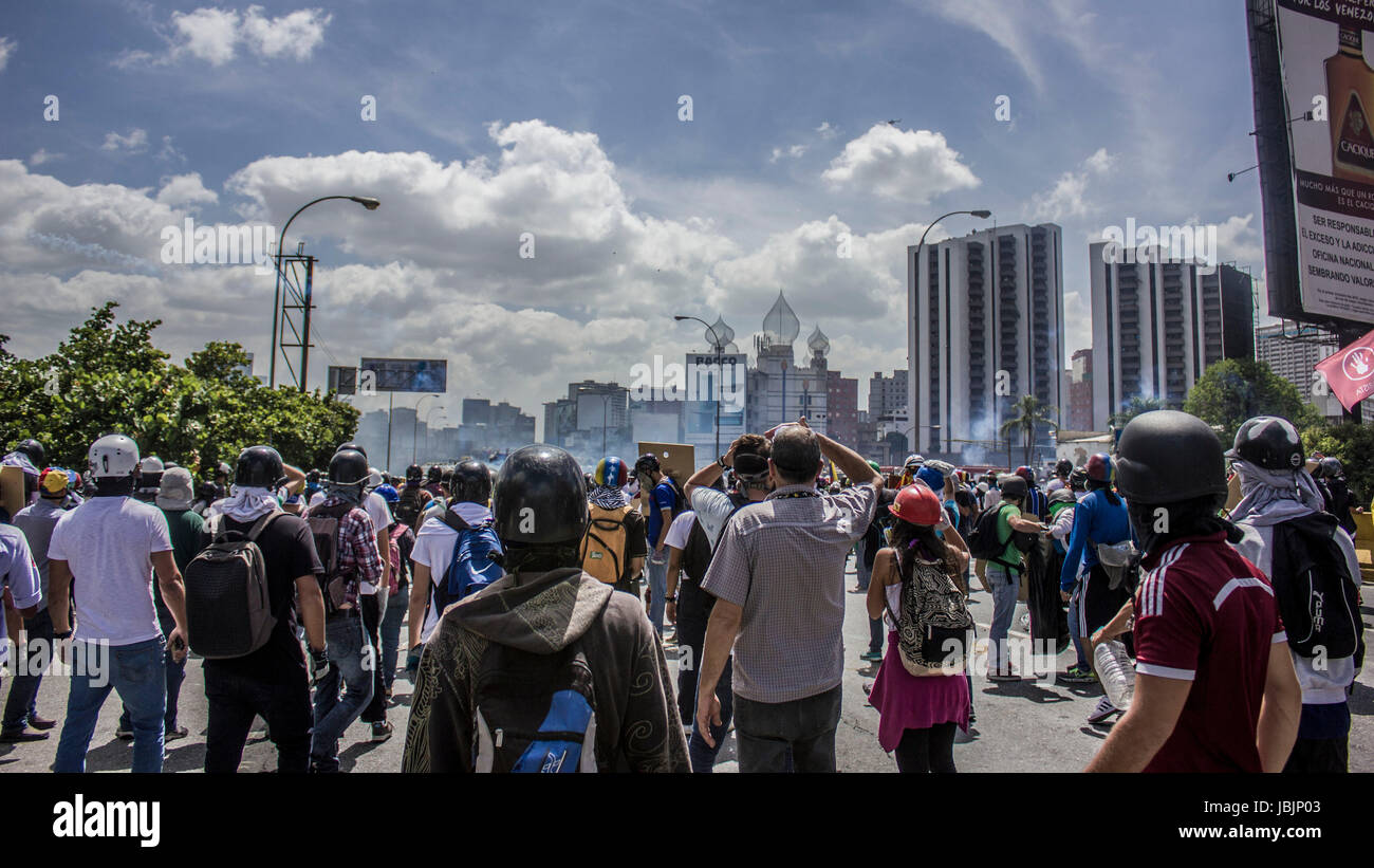 Anti-government protesters clashed with security forces blocking an ...