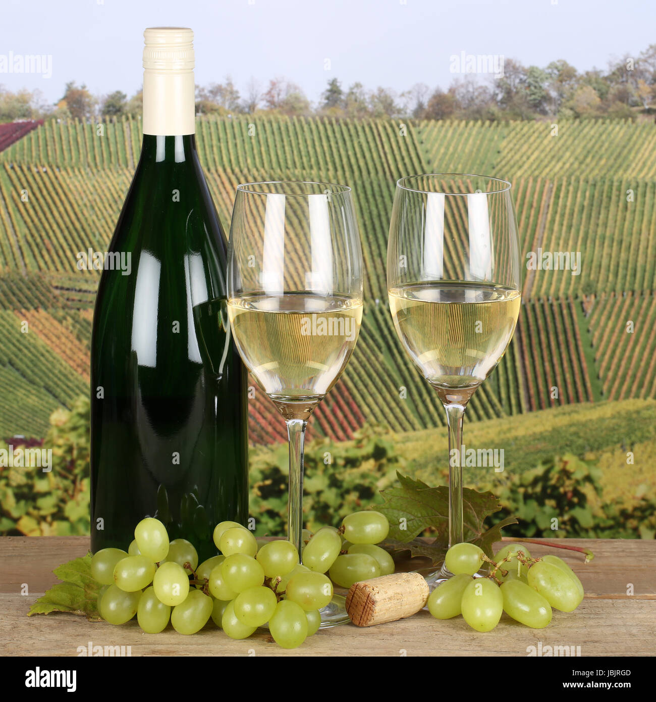 Weißwein in Gläsern und einer Weinflasche in Weinbergen Stock Photo - Alamy