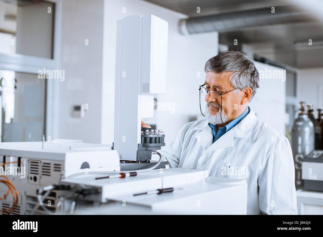 Senior male researcher carrying out scientific research in a lab ...
