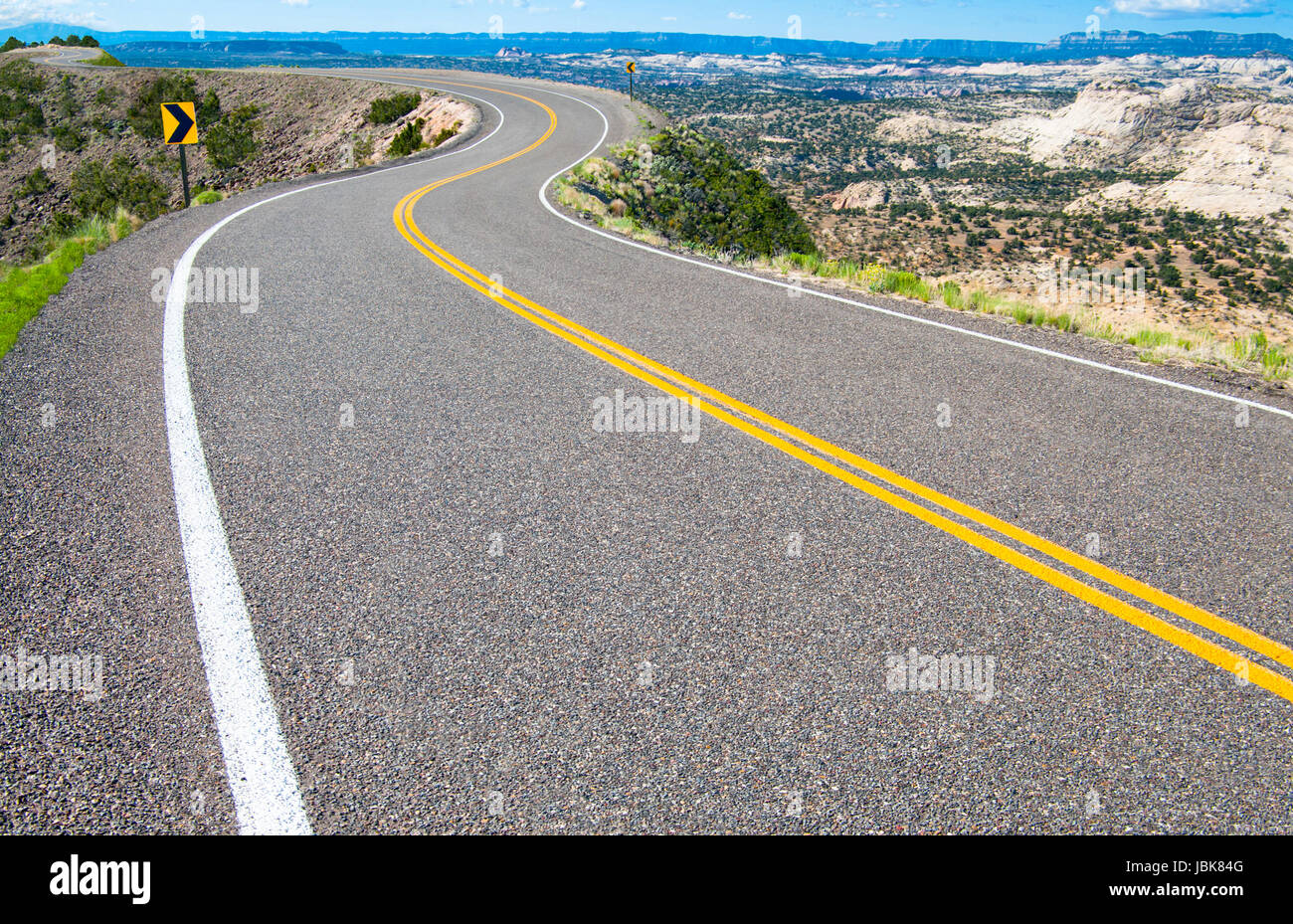 Two lane divided highway hi-res stock photography and images - Alamy