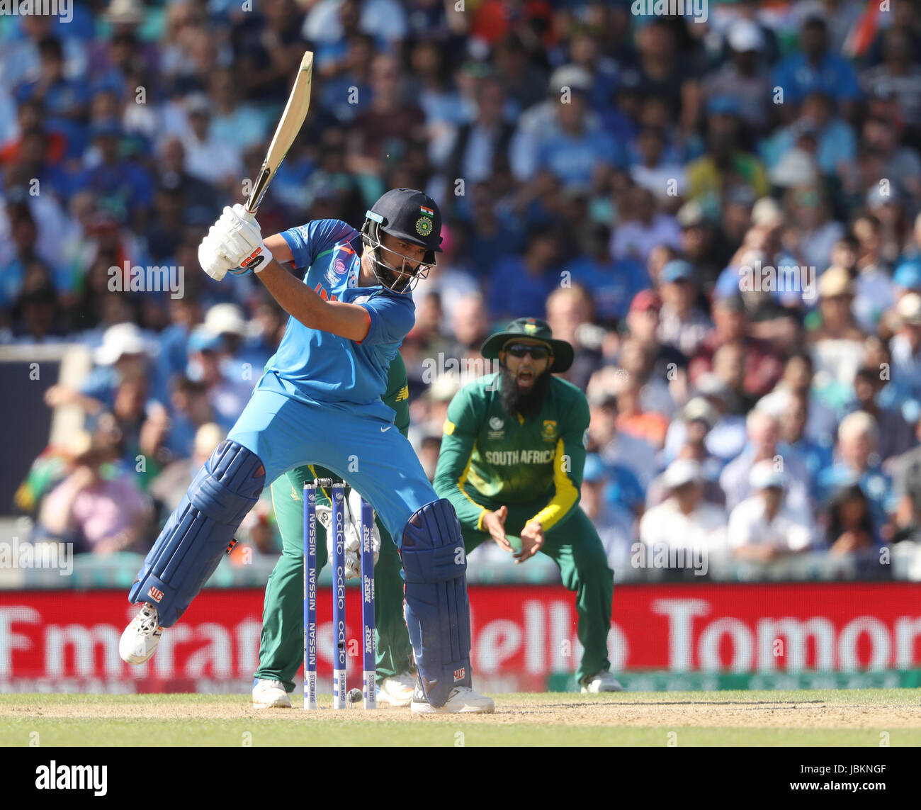 Cricket trophy images hi-res stock photography and images - Alamy