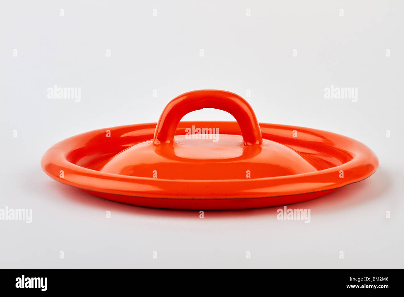 Red casserole lid white background hi-res stock photography and images ...