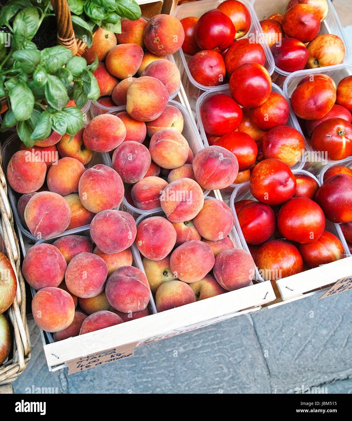 Fuit basket hi-res stock photography and images - Alamy