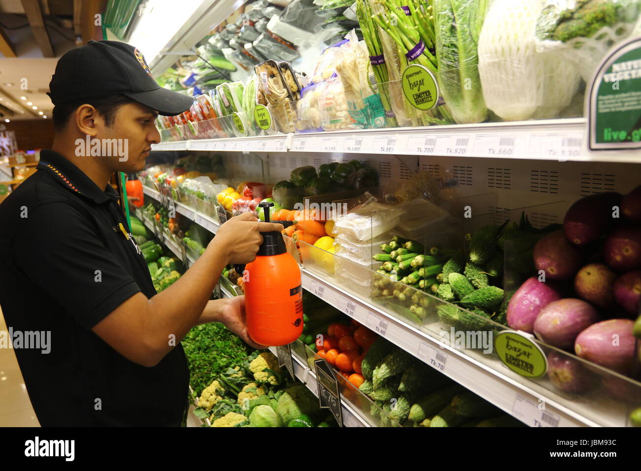 Shop worker Spray Water Fruits and vegetable Stock Photo - Alamy