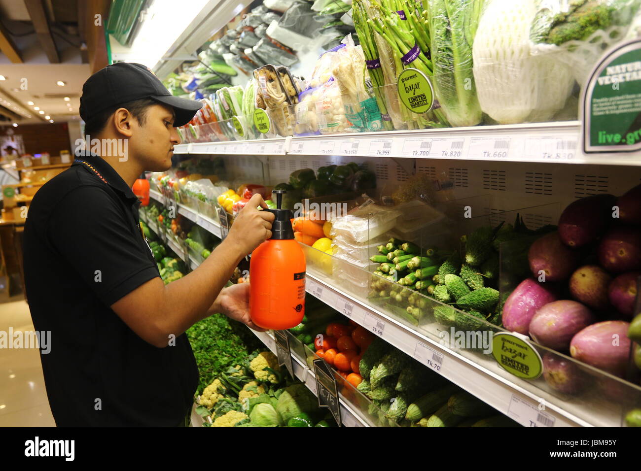 Shop worker Spray Water Fruits and vegetable Stock Photo - Alamy