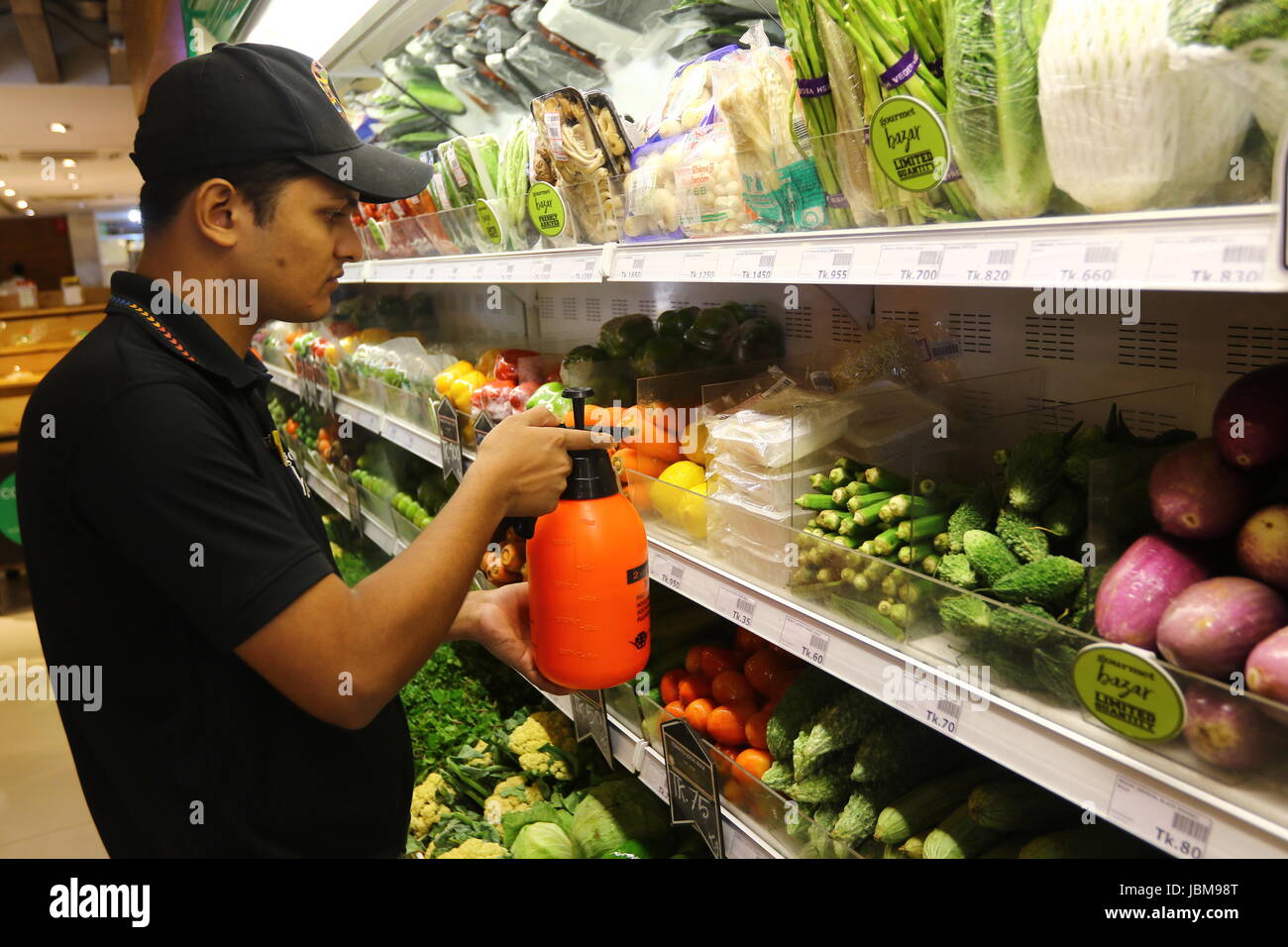 Shop worker Spray Water Fruits and vegetable Stock Photo - Alamy