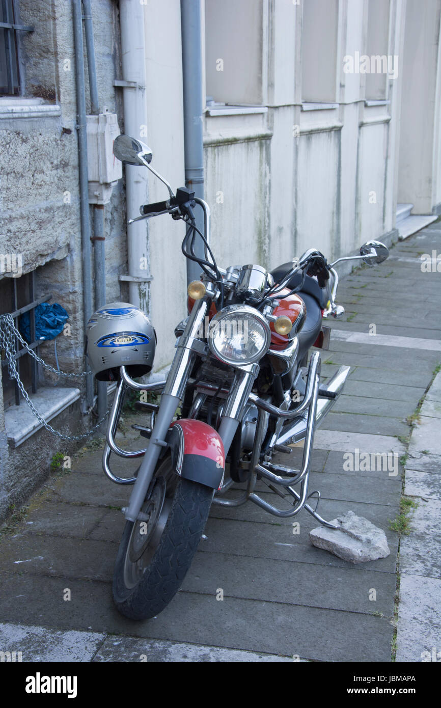 Motorcycles side by side hi-res stock photography and images - Alamy