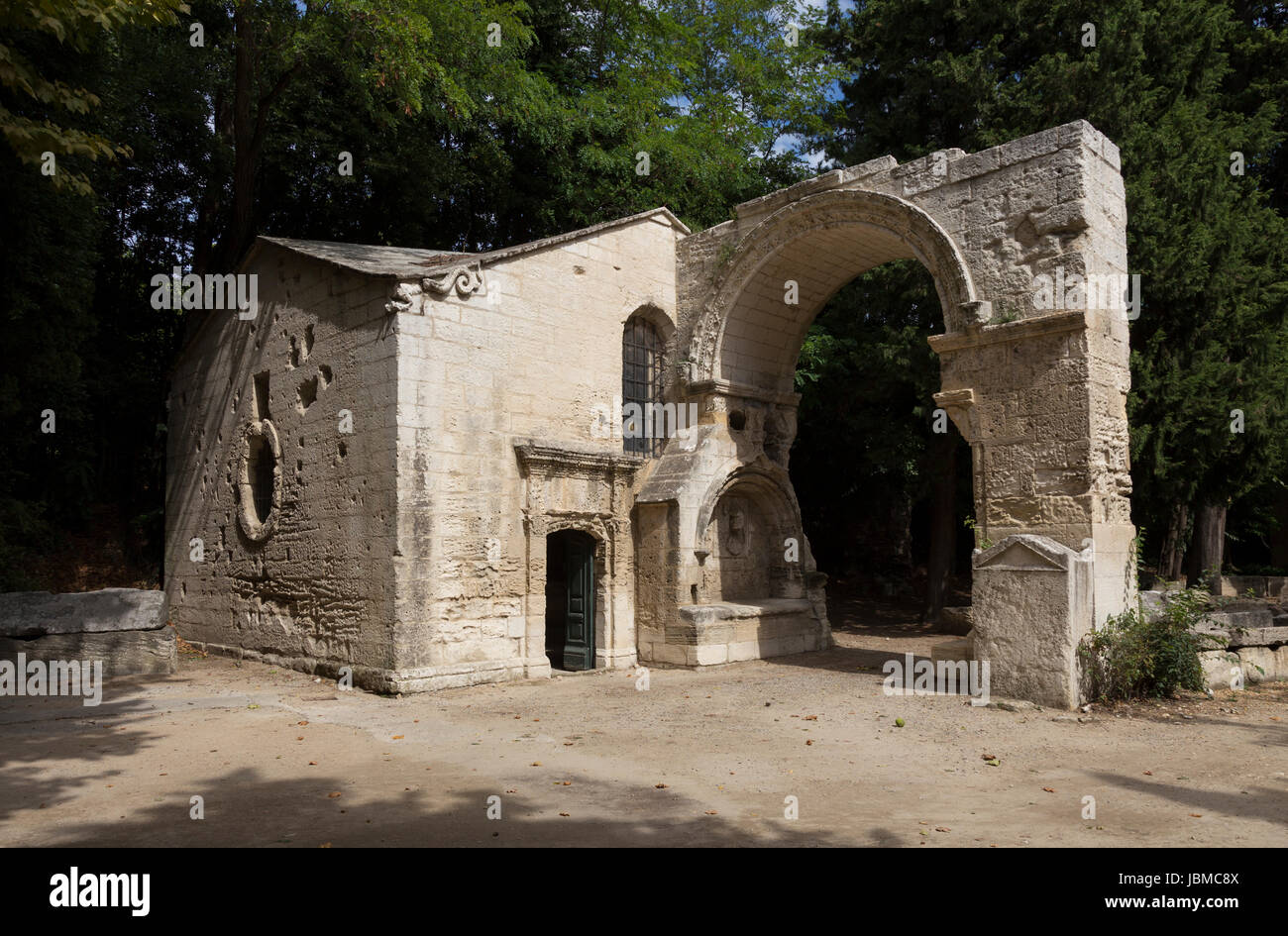 Chapel of Saint-Accurse and arch of Saint-Cesaire at Les Alyscamps ...