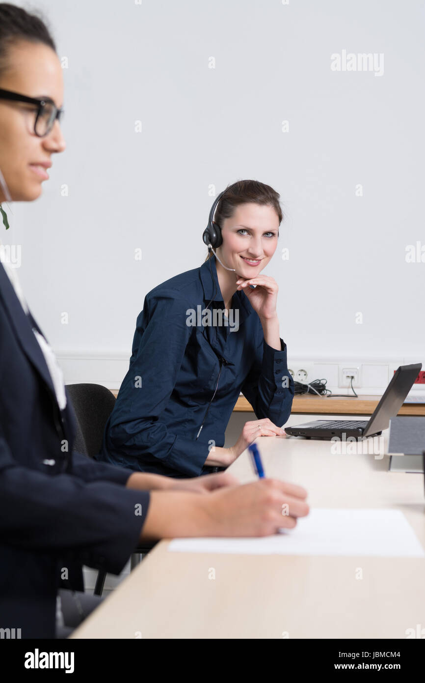 Business frau mit einem notebook hi-res stock photography and images ...