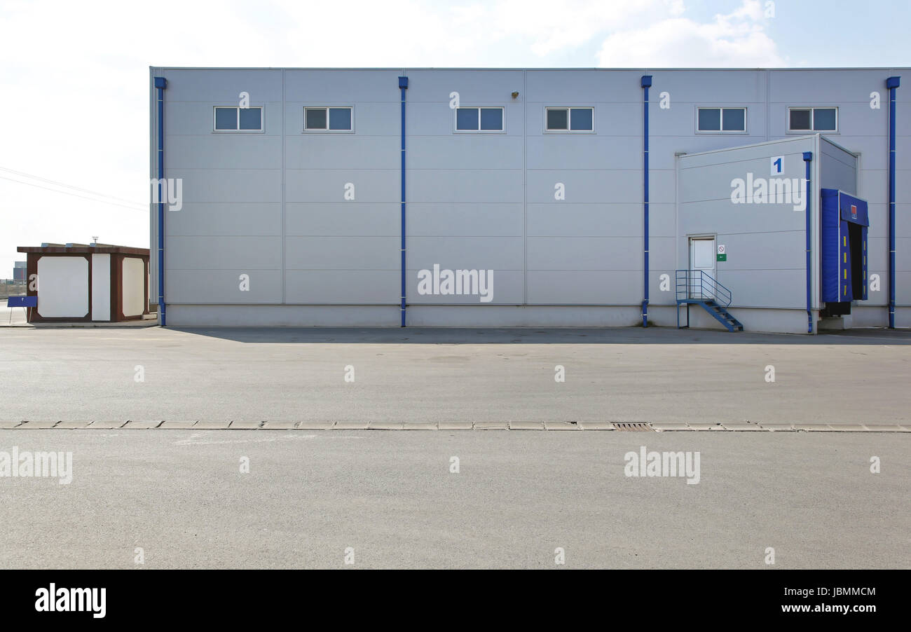 Distribution warehouse buiding exterior with loading dock Stock Photo ...