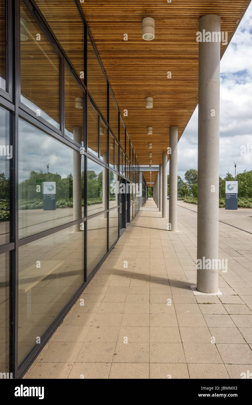 Modern walkway and perspective hi-res stock photography and images - Alamy