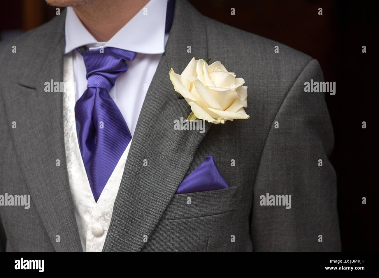 man wearing a rose buttonhole wedding flowers Stock Photo - Alamy
