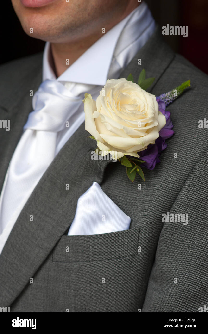 man wearing a rose buttonhole wedding flowers Stock Photo - Alamy