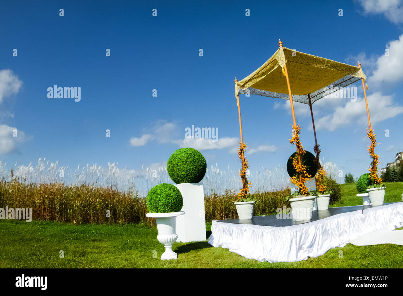 Jewish wedding chuppah canopy hi-res stock photography and images - Alamy