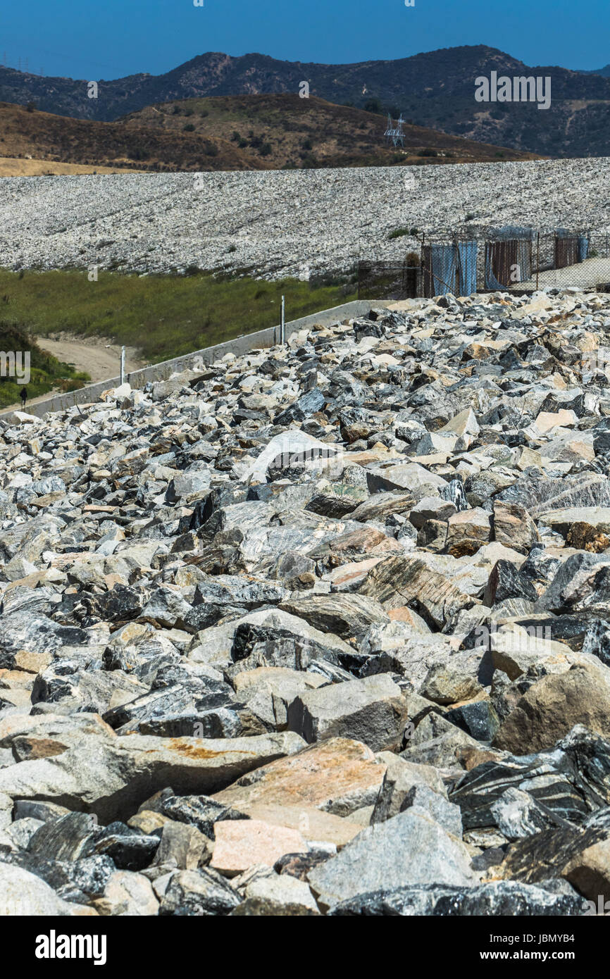 Dam track hi-res stock photography and images - Alamy