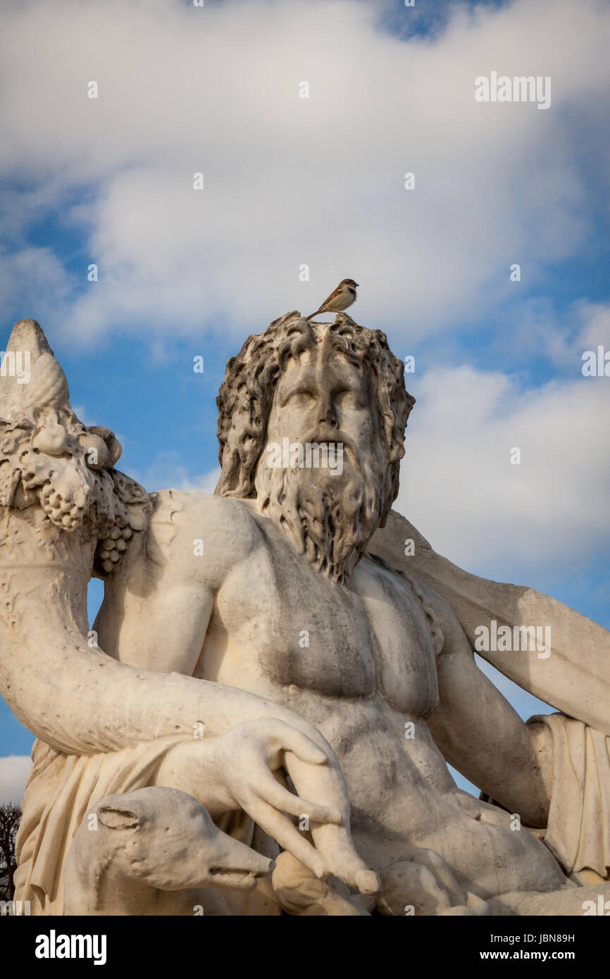 Statue aus Stein Marmor gemeißelt vor blauem Himmel in Paris Stock ...