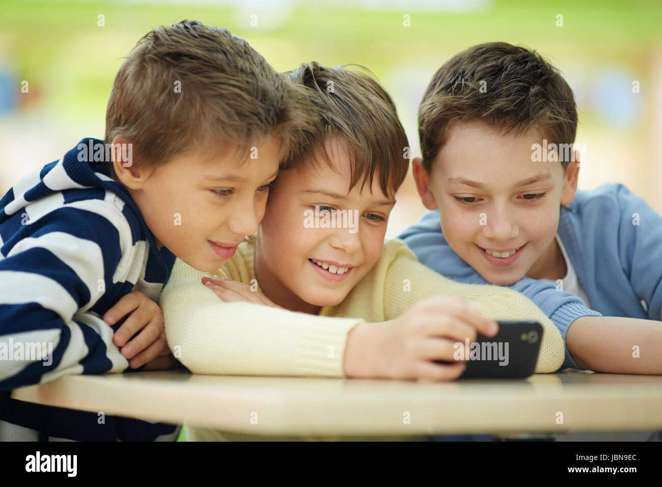 Kids surfing group hi-res stock photography and images - Alamy