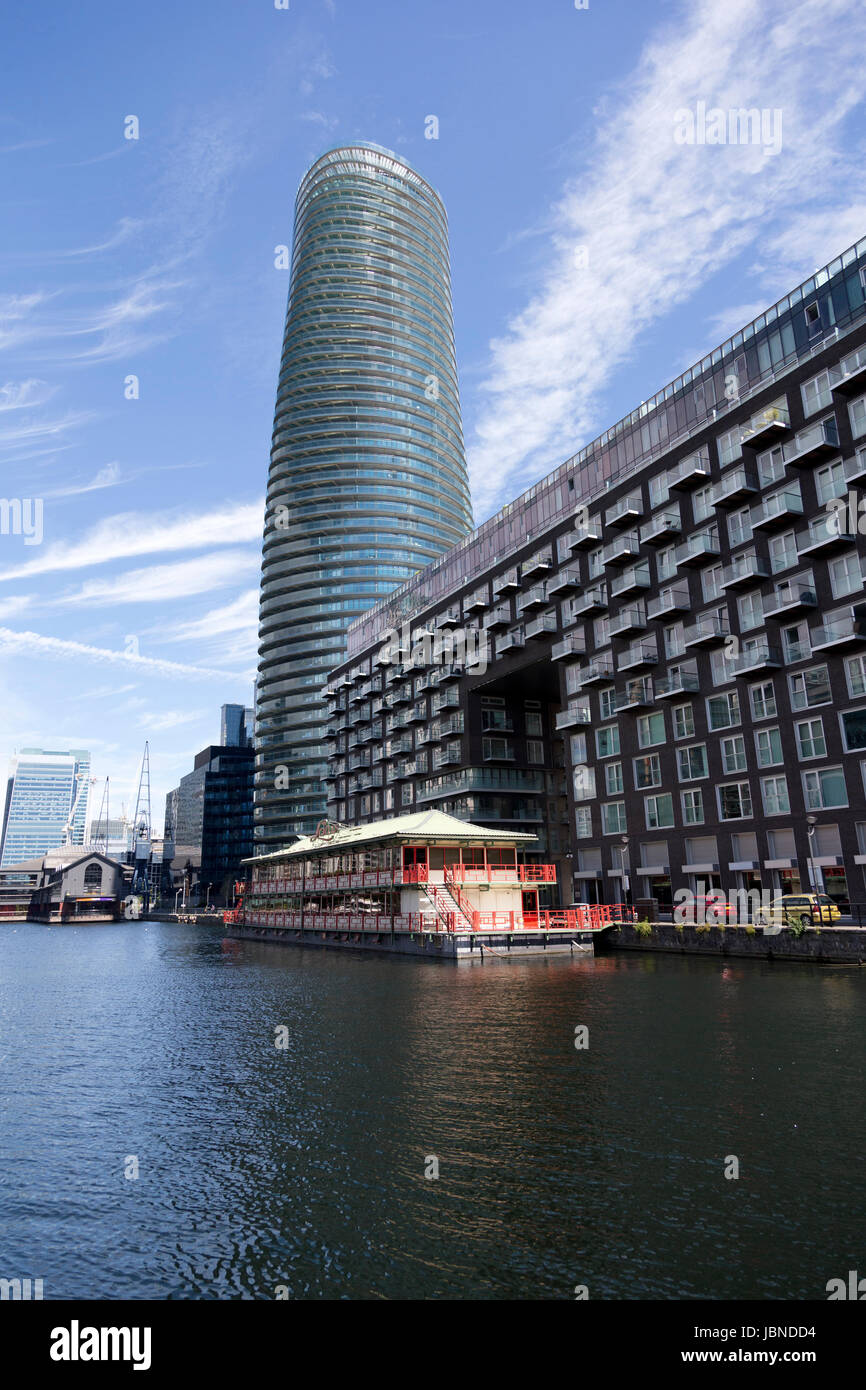 Baltimore Tower & the Lotus Chinese Floating Restaurant, Millwall Inner ...
