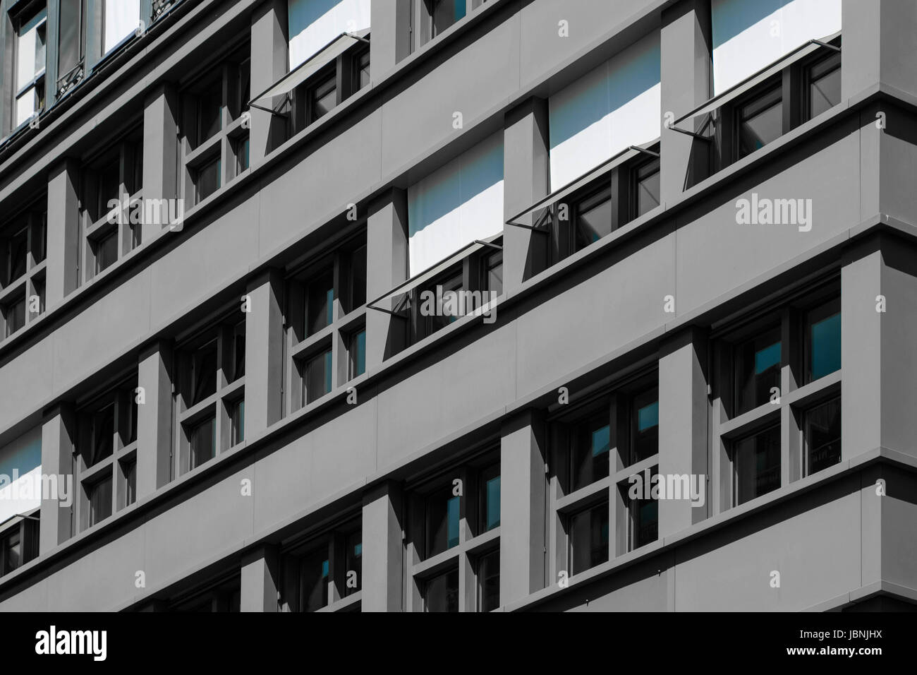 Windows on modern city building hi-res stock photography and images - Alamy