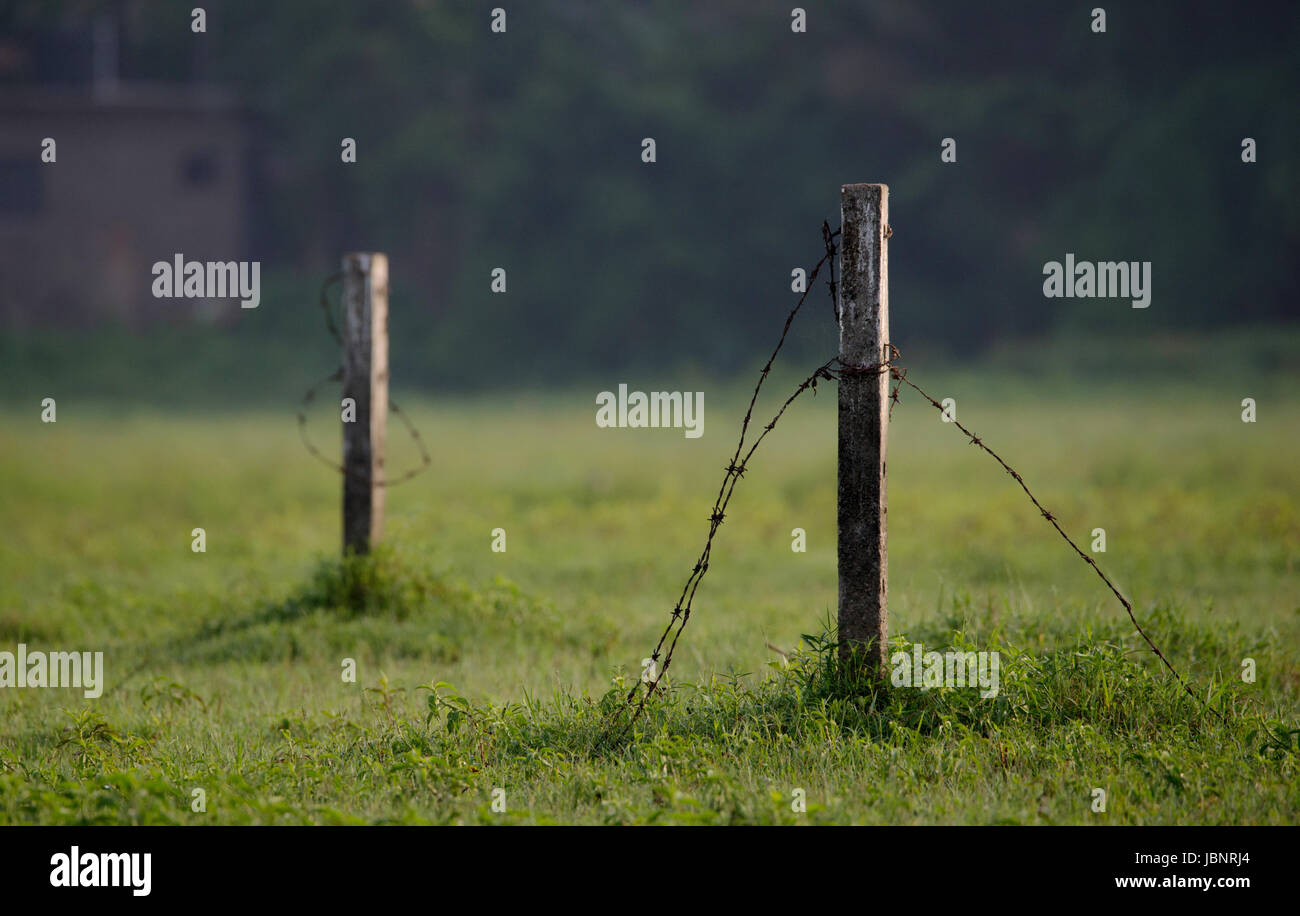 Broken fences hi-res stock photography and images - Alamy