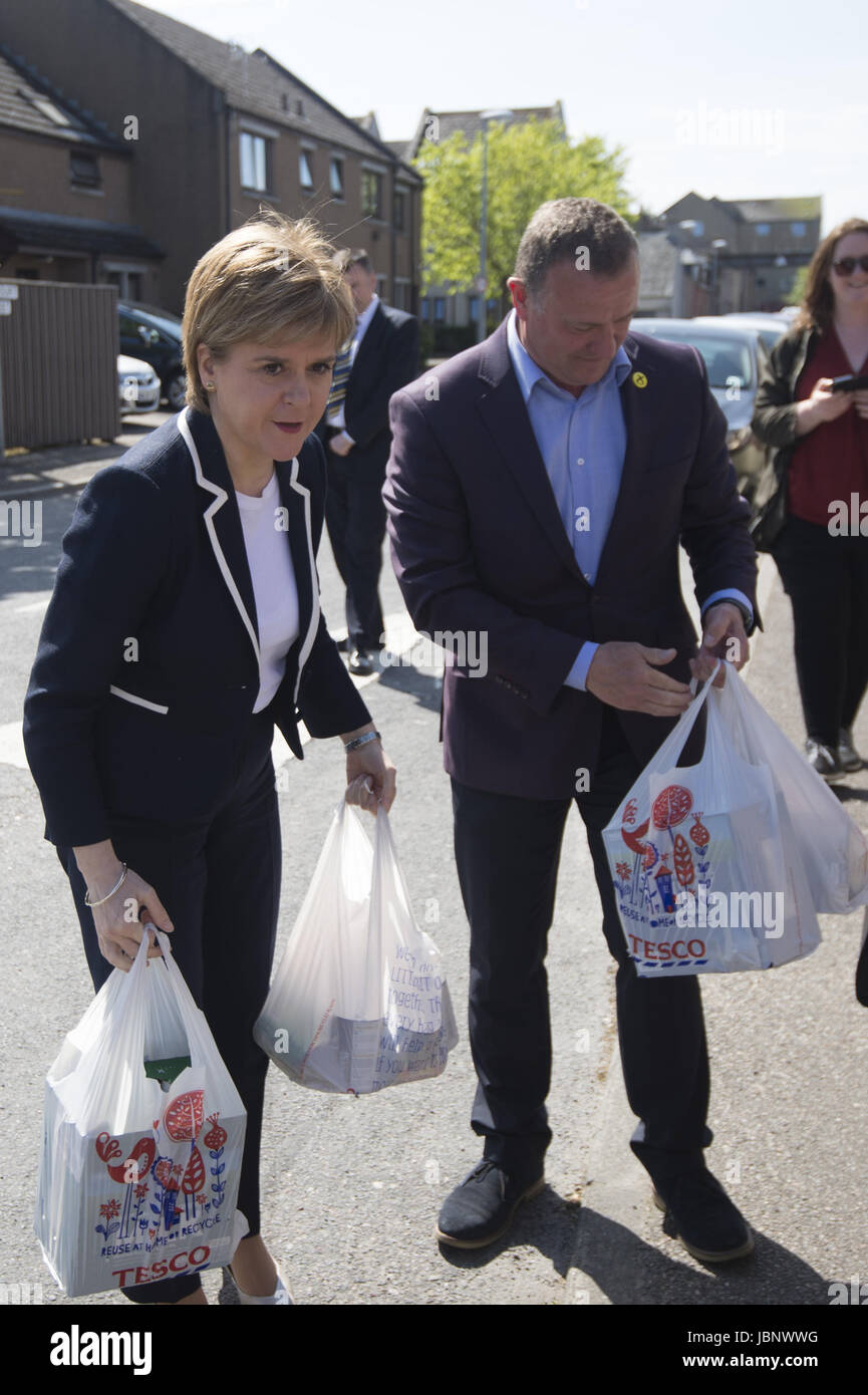 The First Minister visits the Highland food bank in Inverness with SNP ...