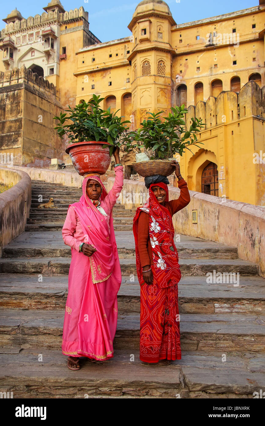 Indian woman carrying pot on head hi-res stock photography and images ...
