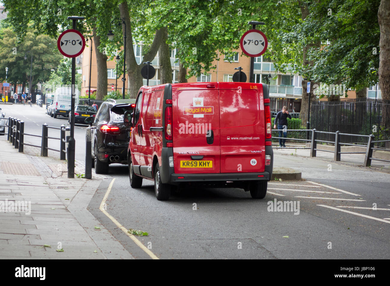 SUV and Royal Mail van driving through 7’ / 7 feet wide traffic width ...