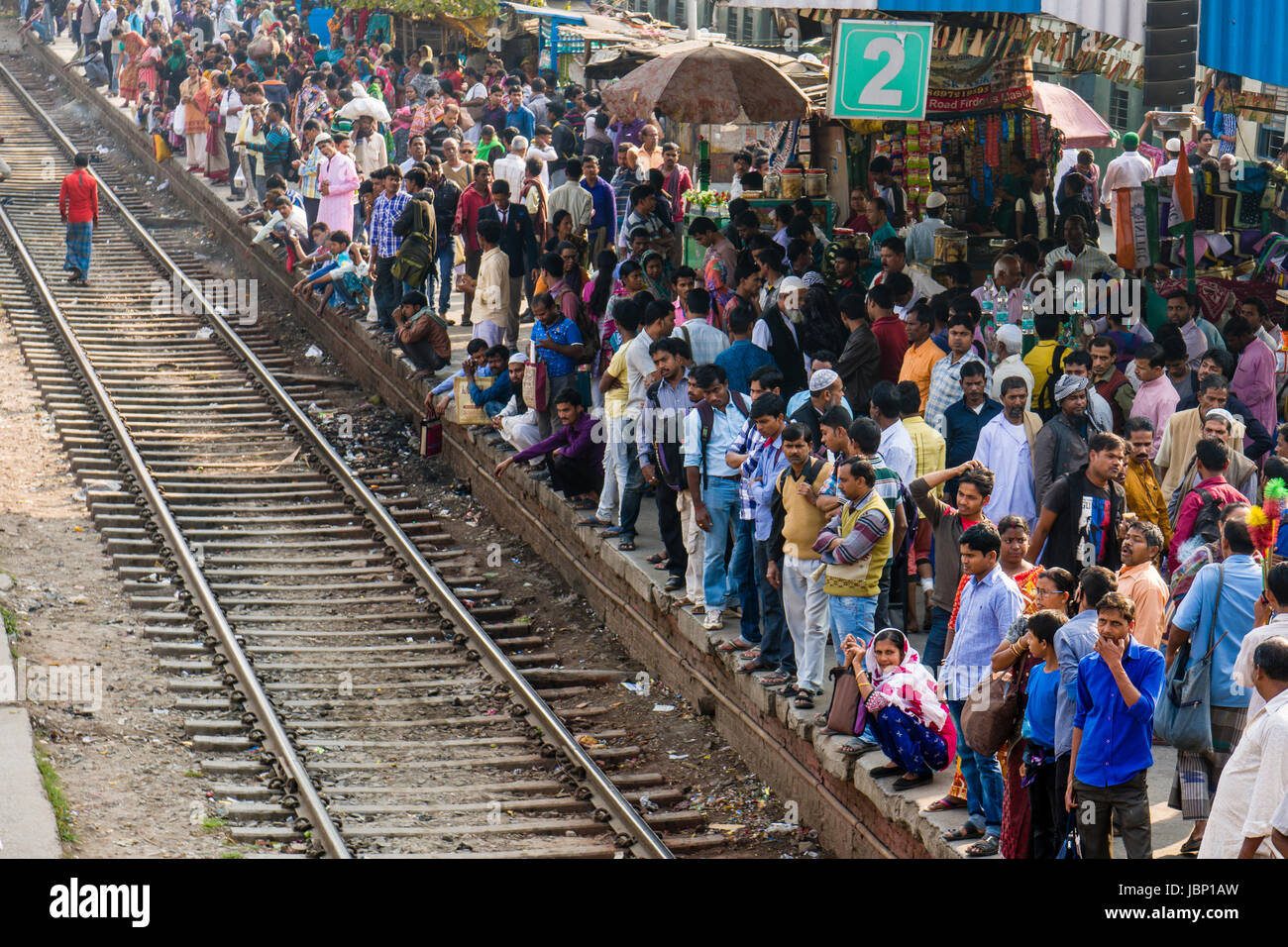 People crowd railway station hi-res stock photography and images - Alamy