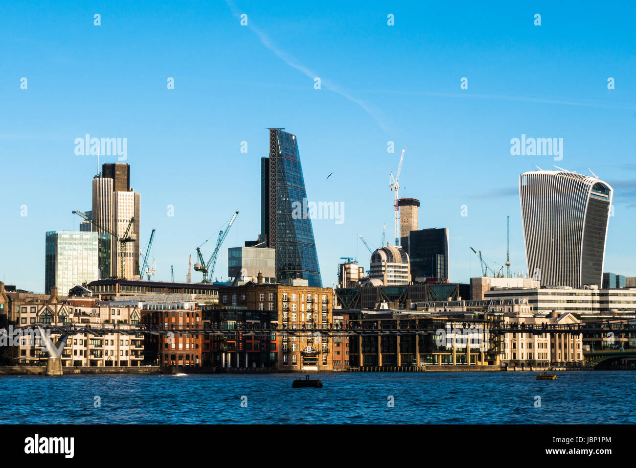 Skyline london cloud background hi-res stock photography and images - Alamy